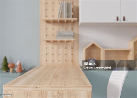 빈 나무 테이블 상판과 흐릿한 키즈 룸 인테리어가 배경에 있습니다 개체 제품 장난감 프레젠테이션을 위한 공간을 복사합니다