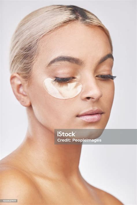 회색 배경에 눈 아래 아름다움 패치를 입고 아름다운 젊은 여성의 스튜디오 샷 18 19세에 대한 스톡 사진 및 기타 이미지 18 19세 20 29세 가꿔주기 Istock