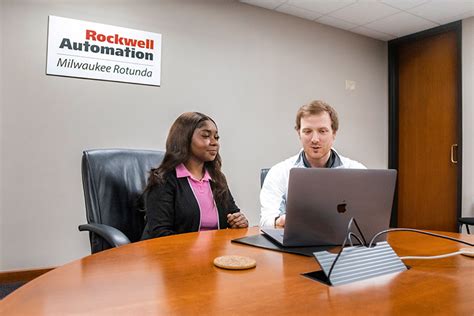 Uwm Students Gain Experience And Connections At Internships Uwm Report Uwm Students Gain Experience And Connections At Internships Uwm Report