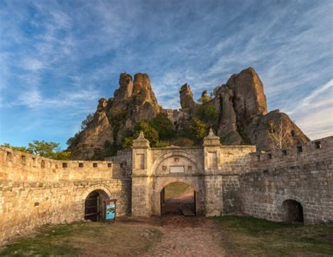 Пъстрата красавица пещерата ВЕНЕЦА и Белоградчишките скали