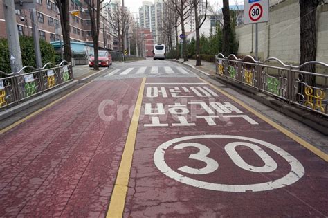 어린이보호구역 스쿨존 어린이안전구역 학교주변도로 도로안전 사진이미지일러스트캘리그라피 100mirror작가