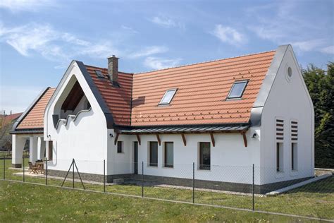 Vonnegutot Is Idézi Ez A Piros Cserepes Ház