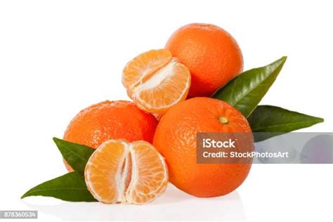 오렌지 Mandarines 타인과 귤 또는 하나 작은 오렌지와 흰색 배경에 고립 잎 반으로 Clementine Fruit에 대한 스톡 사진 및 기타 이미지 Istock