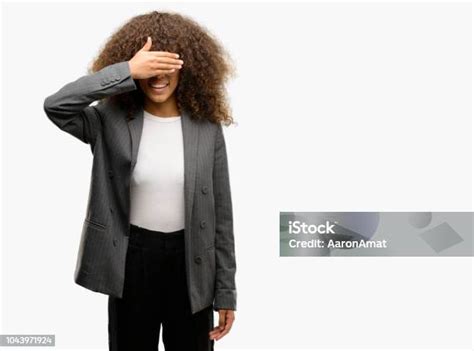 아프리카계 미국인 비즈니스 여자 안경을 손으로 덮고 눈 깜짝 하는 얼굴에 웃 고 웃 고 눈 먼 개념입니다 가리기에 대한 스톡 사진 및 기타 이미지 Istock