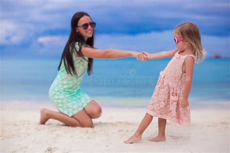 Junge Sch Ne Mutter Und Ihr Entz Ckendes Kleines Stockbild Bild Von Mamma Frau