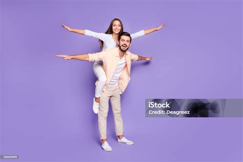 보라색 색상 배경에 고립 된 이빨 미소를 비행 두 쾌활한 사람 피기백 팔의 전체 길이 프로필 사진 2명에 대한 스톡 사진 및 기타 이미지 Istock