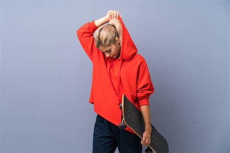 Premium Photo Blonde Skater Girl Over Grey Wall