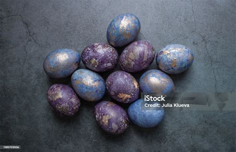 텍스트에 대한 장소의 사본이있는 부활절 카드 어두운 배경에 보라색 파란색과 황금 계란 2022 년 보라색 그늘의 추세는 매우 Peri입니다 천연 염료 카르케이드 차 맨 위