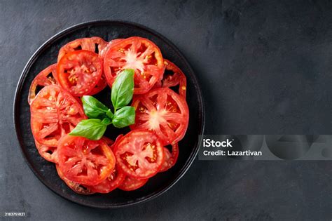 검은 접시에 신선한 바질 잎과 육즙이 많은 토마토 조각 짙은 회색 질감의 배경 평면도 복사 공간 건강한 생활방식에 대한 스톡 사진 및 기타 이미지 Istock