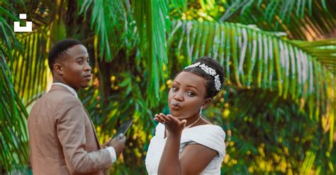 웨딩드레스를 입은 여자가 양복을 입은 남자 옆에 서 있다 사진 Unsplash의 무료 풀 Hd 월페이퍼 이미지