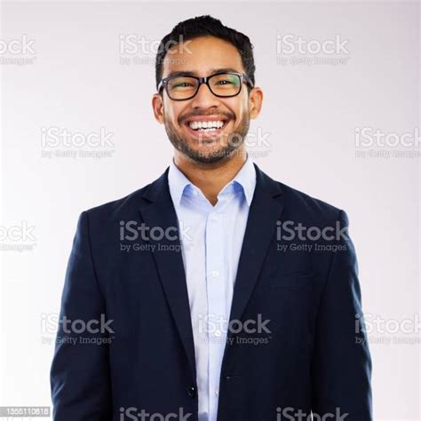 회색 배경에 대해 포즈를 취하는 잘 생기고 행복한 젊은이의 스튜디오 샷 헤드샷에 대한 스톡 사진 및 기타 이미지 헤드샷 인물 사진 전문 직업 Istock