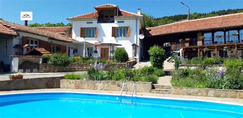 Гостилица Готова за живеене къща с 3 спални и басейн в Дряновския балкан Двуетажна къща 260 кв