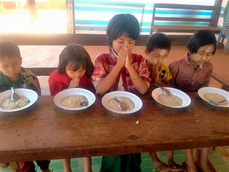 ကယားပြည်နယ်ရှိ စစ်ဘေးရှောင် ကလေးငယ်များကို ကျေးလက်မြေအဖွဲ့က အစားအသောက်များ လှူဒါန်း Khit Thit