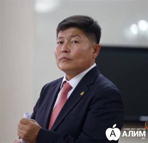 Хотын шинэ даргаар ногоон автобусны “цавчигдсан” 60 тэрбумийг олж ирэх амлалт авахуулья