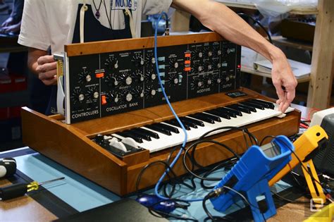Moog S Minimoog Model D Back In Full Production After 30 Years Engadget
