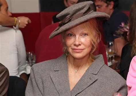 Памела Андерсон без шминка стана вест во Париз Независен Весник