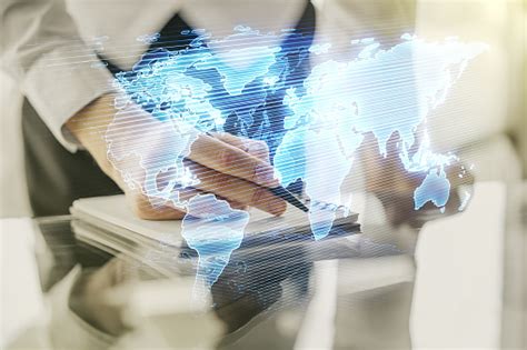 추상적 인 창조적 인 세계지도와 배경 국제 거래 개념에 노트북에 사람 손 쓰기 다중 노출 개념에 대한 스톡 사진 및 기타 이미지