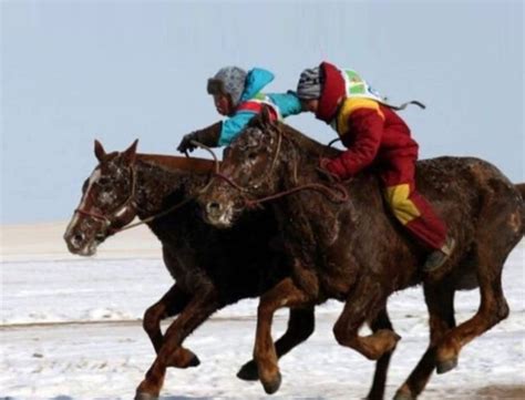 ДУНДГОВЬ Өвөл хаврын улиралд хурдан морины уралдаан зохион