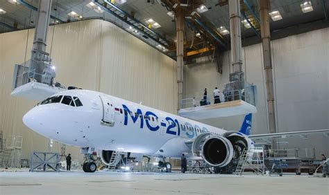 首架装备俄罗斯国产复合材料机翼mc 21客机首飞成功