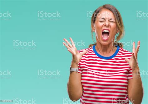 중간 나이 격리 된 배경 미친 고 미친 소리와 적극적인 식와 팔 제기 함 수석 히스패닉 여자 좌절 개념입니다 감정에 대한 스톡