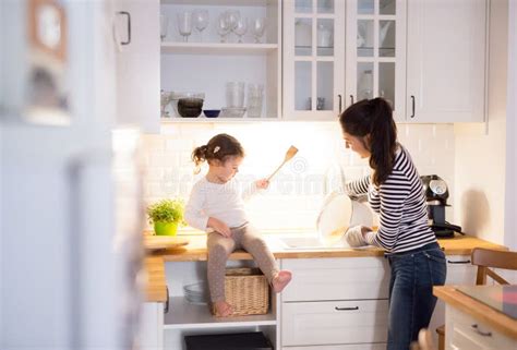 Madre Con Su Hija En La Cocina Que Cocina Junto Imagen De Archivo Imagen De Cocina