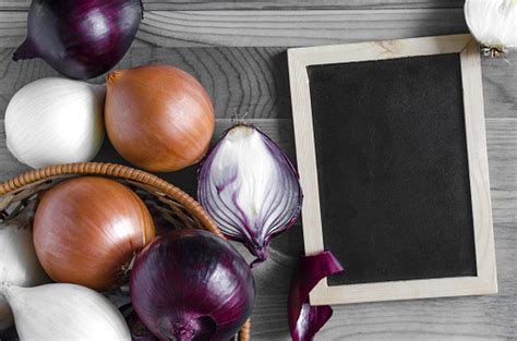 텍스트 상단 보기 아래의 흑백 배경 위치에 노란색 빨간색 및 흰색 양파의 큰 전구가 닫힙니다 0명에 대한 스톡 사진 및 기타 이미지 Istock