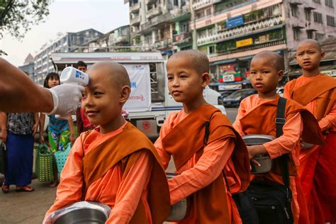 Dvb ပုဇွန်တောင်စျေးတွင် ကိုရိုနာဗိုင်းရပ်စ် ကြိုတင် ကာကွယ်မှုများပြုလုပ် ဓာတ်ပုံ