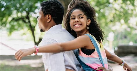 아프리카 계 미국인 가족은 공원에서 야외에서 함께 즐거운 하루를 보내고 즐깁니다 사진 Unsplash의 아프리카계 미국인 가족 이미지