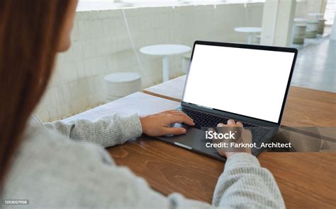 나무 테이블에 빈 흰색 데스크톱 화면랩 톱랩 컴퓨터 키보드를 사용하고 입력하는 여성 개념에 대한 스톡 사진 및 기타 이미지 개념 공란 노트북 Istock