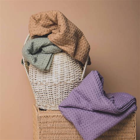 가정 용품 가정 필수품 갈색 수건 거친 고리 버들 세공 고리버들 녹색 수건 디자인 따뜻한 음색 라이프스타일 면직물 미니멀리스트 바구니 바이올렛