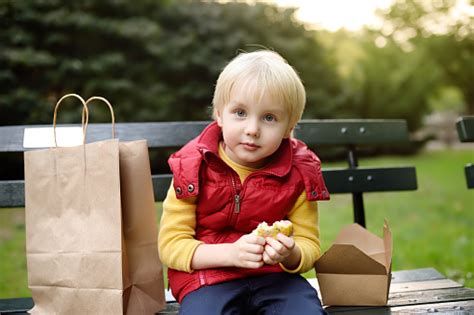 작은 아이 유치원 후 그의 점심을 먹고 있다 차일 즈에 대 한 길거리 음식입니다 거리에 대한 스톡 사진 및 기타 이미지 거리 건강한 식생활 공원 Istock