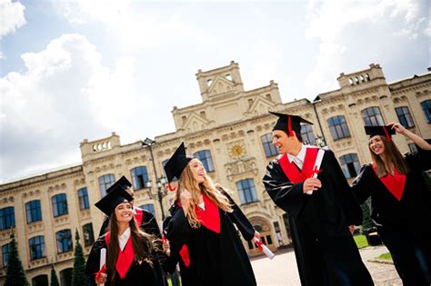 즐거운 학생들은 졸업 가운과 사각모를 착용하고 여름 햇살이 내리쬐는 야외에서 졸업식을 축하합니다 16 17 살에 대한 스톡 사진 및 기타 이미지 Istock