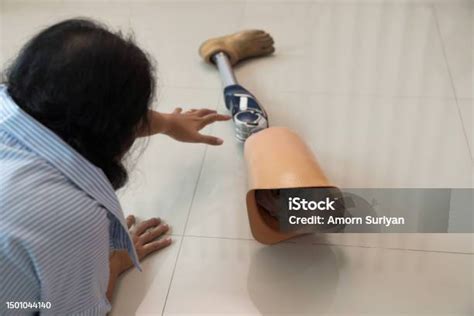 절단된 여성이 바닥에 쓰러져 집에서 의족을 잡으려고 한다 의족이 바닥에 쓰러지는 장애인 여성 사고 및 건강 관리 개념 35 39세에 대한 스톡 사진 및 기타 이미지 Istock