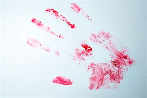 흰색 배경에 빨간색 피 묻은 지문과 손바닥 인쇄물 공포와 범죄 현장 개념 할로윈 엽서 0명에 대한 스톡 사진 및 기타 이미지 0명 공포 무서움 도둑질 범죄 Istock