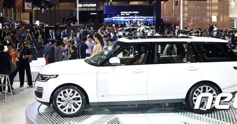 랜드로버 신차 공개 북적