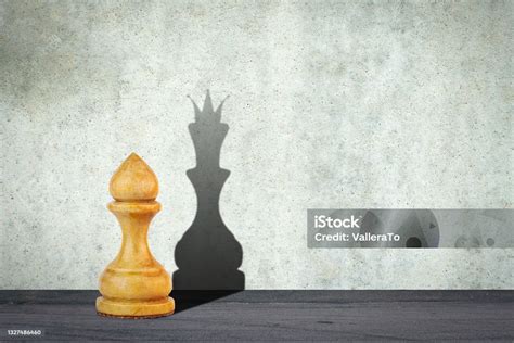 여왕의 그림자가 있는 흰색 전당포 동기 부여 개념 힘과 열망 당신의 힘에 대한 자신감 사업 생활방식 추상적 배경입니다 그림자에 대한 스톡 사진 및 기타 이미지 Istock