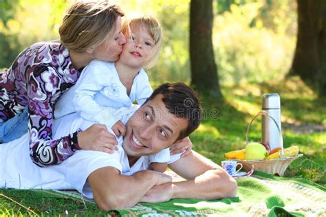Семья на пикнике стоковое фото изображение насчитывающей люди 29688684