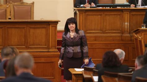 Караянчева изразява съболезнования към близките на загиналите при катастрофата до Своге Nova