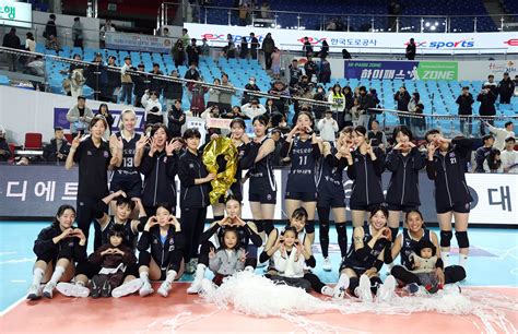 한국도로공사 하이패스 배구단 🎊9️⃣승🧧 4라운드 마지막 경기를 승리로 마무리했습니다👏🏻👏🏻 4라운드는 4승 💙팬 여러분 새해 복 많이 받으세요💙 한국도로공사