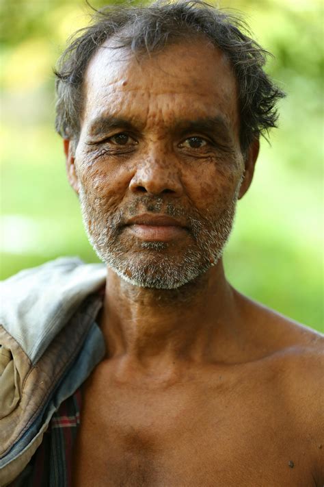야외에서 웃는 중년 남성의 초상화 · 무료 스톡 사진