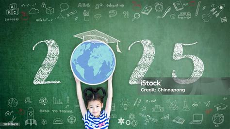 2025 새로운 교육 학사 연도 학생 아이와 함께 학교 수업에서 교사의 녹색 칠판에 세계 글로벌 행성을 키우는 개학 축하 Stem 교육 개념 2025년에 대한 스톡 사진 및