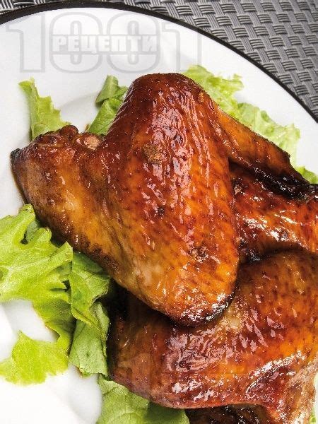 Вкусни сочни печени мариновани пилешки крилца със соев сос бяло вино чесън и кимион на фурна