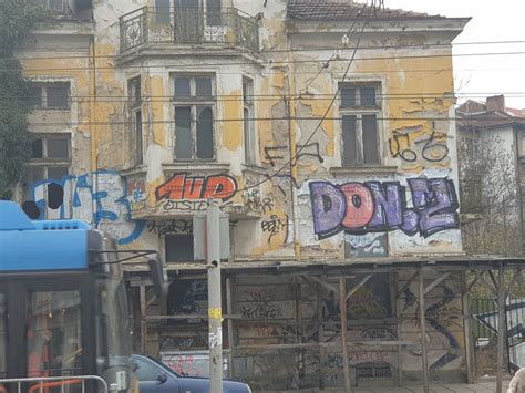 Нужда от обезопасяване на опасна сграда и изясняване на статута й