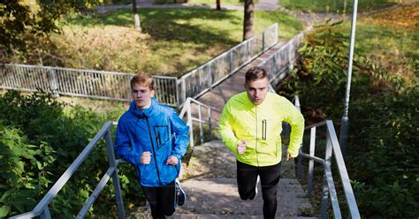 화려한 햇살이 내리쬐는 가을 자연 속에서 야외 계단을 달리는 두 명의 젊은 운동선수 크로스 컨트리 레이스를 위해 훈련하는 트레일 러너 사진 Unsplash의 나무 이미지