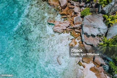순수 크리스탈 맑은 청록색 물과 기괴 한 화강암 바위와 세이셸 열 대 낙원 세 코 코코스 해변의 공중 드 론 풍경 라 디 게 아일랜드 0명에 대한 스톡 사진 및 기타 이미지