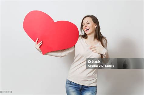 예쁜 젊은 여자 들고 손에 흰색 배경에 고립 된 큰 붉은 마음을 웃 고 재미 광고에 대 한 공간을 복사 합니다 와 텍스트에 대 한 장소 성 발렌타인의 날 또는 국제 여성의