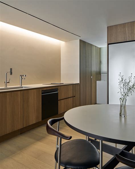 아크몽스튜디오 아파트 • 상업공간 인테리어 크림톤 세라믹이 주는 차분함과 자연의 따스함을 담아내는 무늬목의 조합 세련되고 깔끔하게 제작가구 무늬목 세라믹