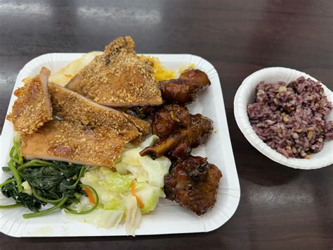 突然有點好奇台灣各地的物價，打聽了解一下 下圖是我剛剛去板橋府中這邊自助餐點的（運動完吃比較多蛋白質） 一塊大炸豬排（薄的） 三個大的 三杯雞
