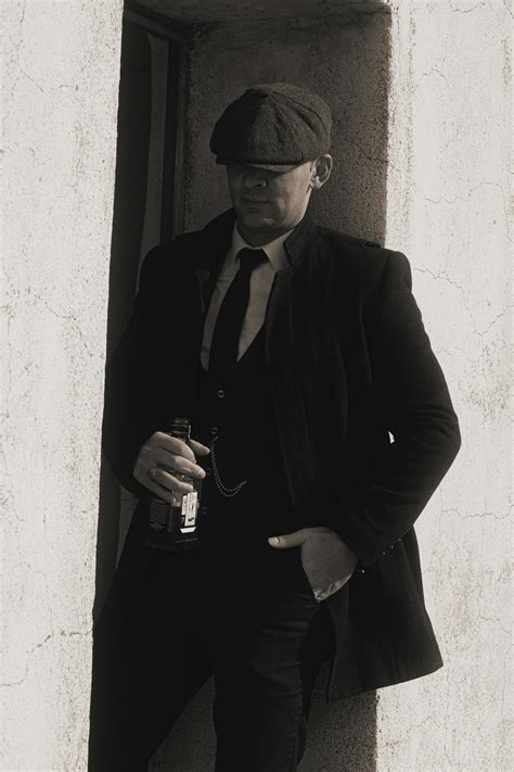 거리 격리 격식있는 옷차림 경치 고독 고요한 고요함 깊이 남자 뒷모습 드라마틱한 묵상 물 미니멀리스트 미스터리한 바다 반사 블랙 앤 화이트