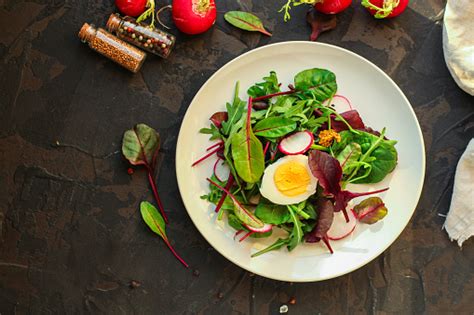 양배추와 샐러드 삶은 달걀과 양상추 잎 전채 간식을 섞는다 음식 배경입니다 평면도 0명에 대한 스톡 사진 및 기타 이미지 0